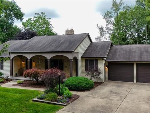 40 Forest Glen Dr, Grove City, PA 16127
