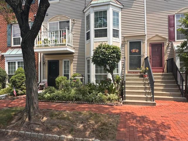 40 Holly St