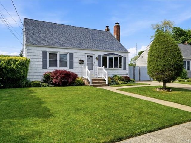 40 Lombardi Pl, Amityville, NY 11701
