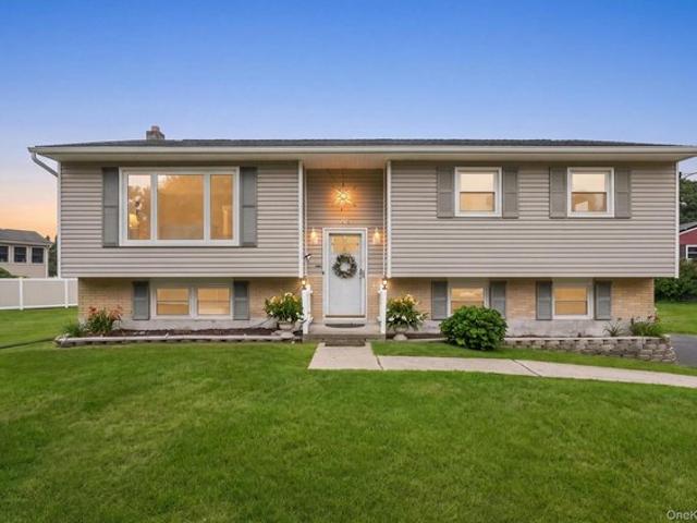 40 Long Meadow Dr, Staatsburg, NY 12580