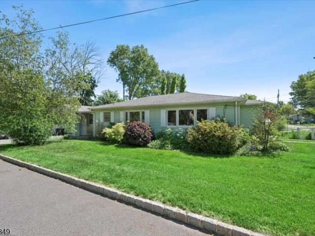 40 Maple Ln