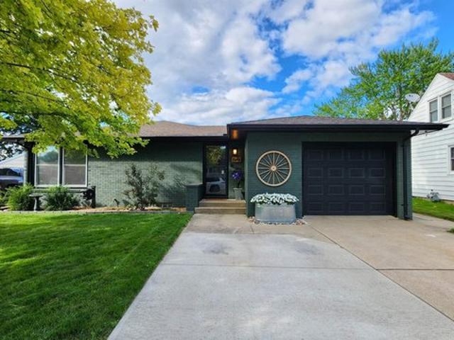 40 Mission Dr, Mason City, IA 50401
