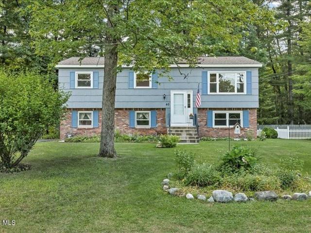 40 Oakwood Blvd, Clifton Park, NY 12065