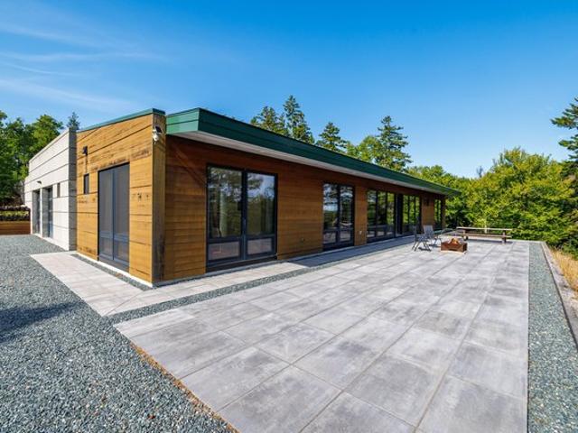 40 Point Rd, Brooksville, ME 04642