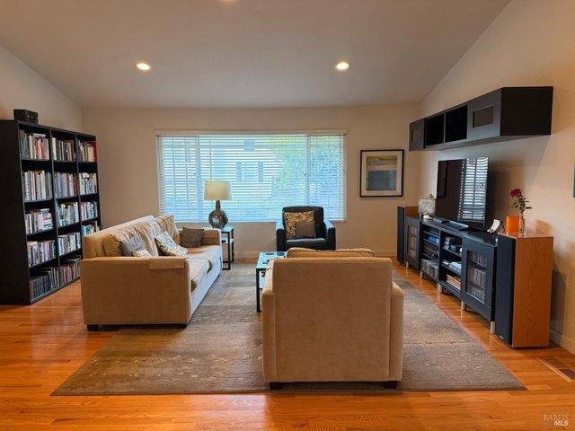40 Plata Ct, Novato, CA 94947