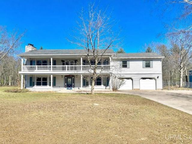 40 Ridge Rd, Marquette, MI 49855