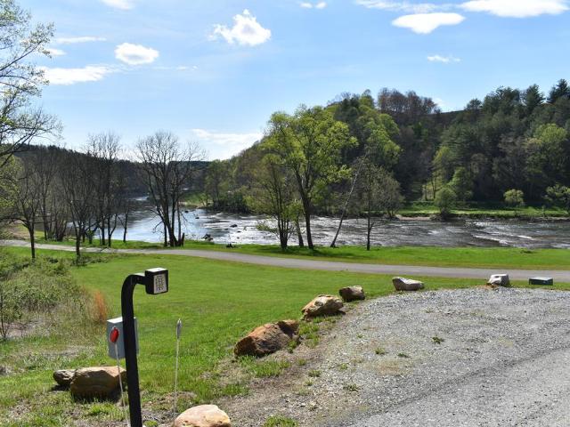40 River Walk Ln