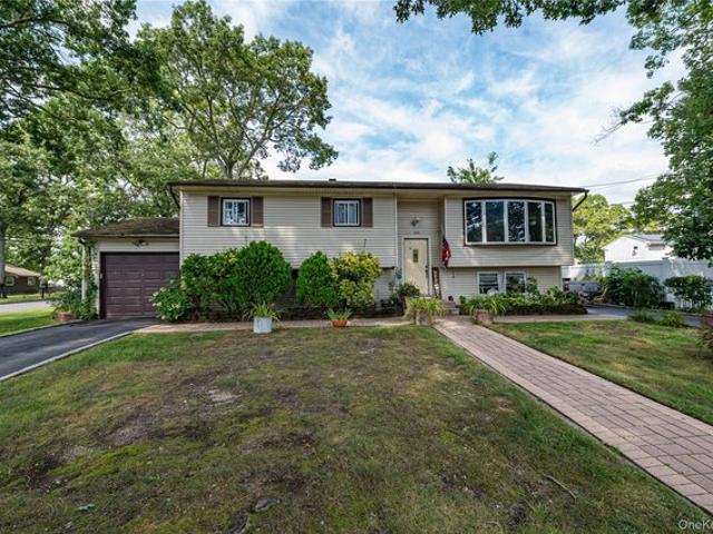40 Rockland Ave, West Babylon, NY 11704