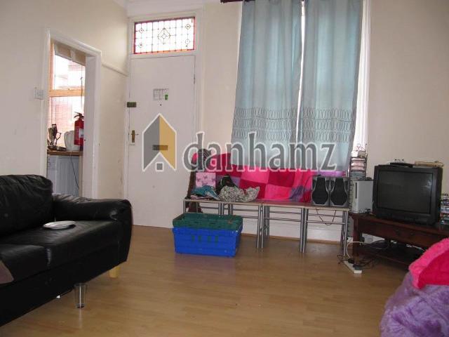 40 Royal Park Avenue Hyde Park Leeds 4 bed house to rent £1,952 pcm £450 pw