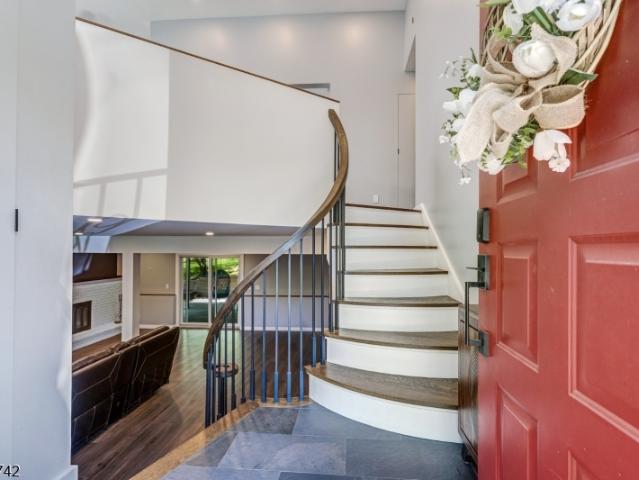 40 Schirra Dr