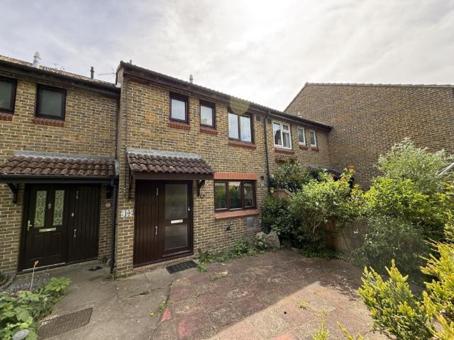 40 School Lane Egham Surrey 3 bed terraced house to rent £2,100 pcm £485 pw