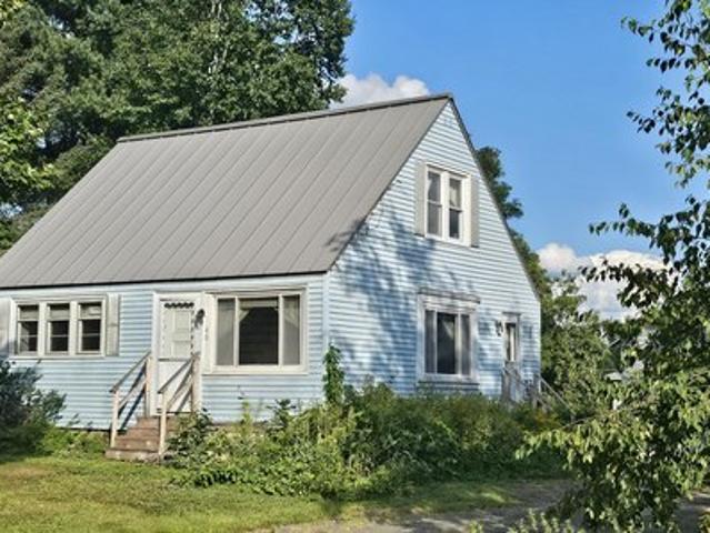 40 Shores Rd, Waterville, ME 04901