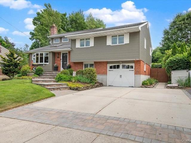 40 Sherman Dr, Syosset, NY 11791