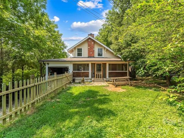 40 Sycamore Cir, Hendersonville, NC 28791