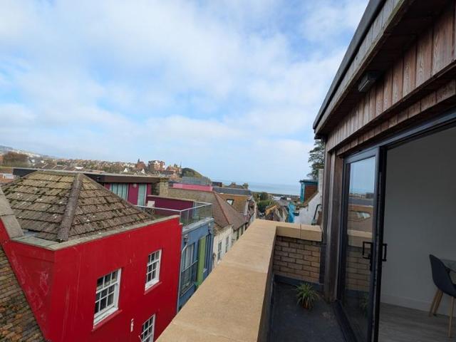 40A The Old High Street, Folkestone. 2 bed flat to rent £1,050 pcm £242 pw
