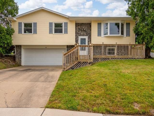 4105 Greenway Dr, Davenport, IA 52804