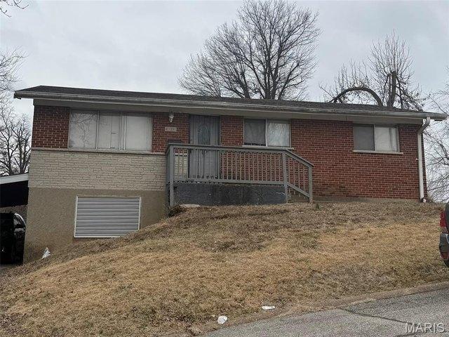 4100 Ammann Ln, Northwoods, MO 63121