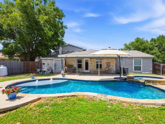 4100 Coronet Ln, Arlington, TX 76017