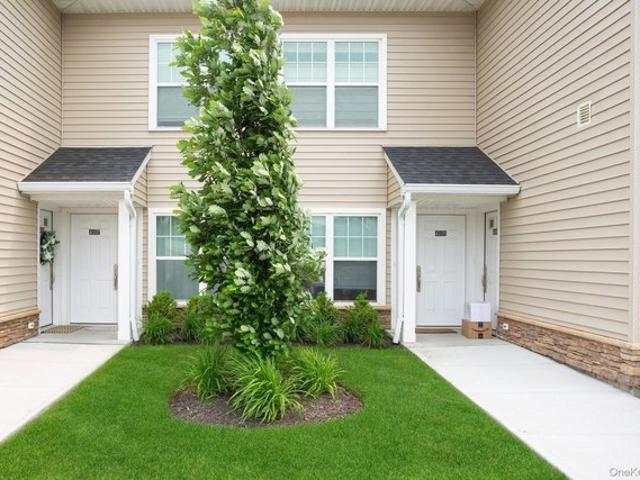 4102 Fox Hill Dr, Baiting Hollow, NY 11933