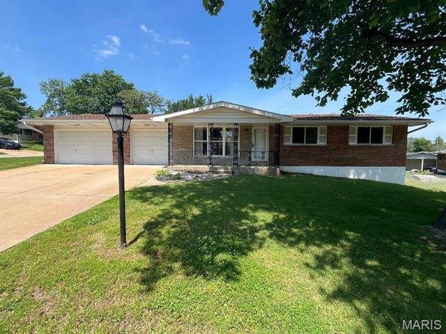 4102 Schlogl Dr, Saint Louis, MO 63125