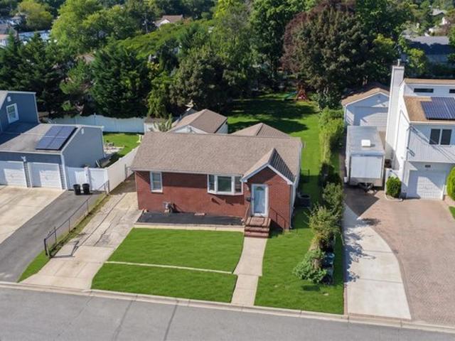 410 10th St, West Babylon, NY 11704