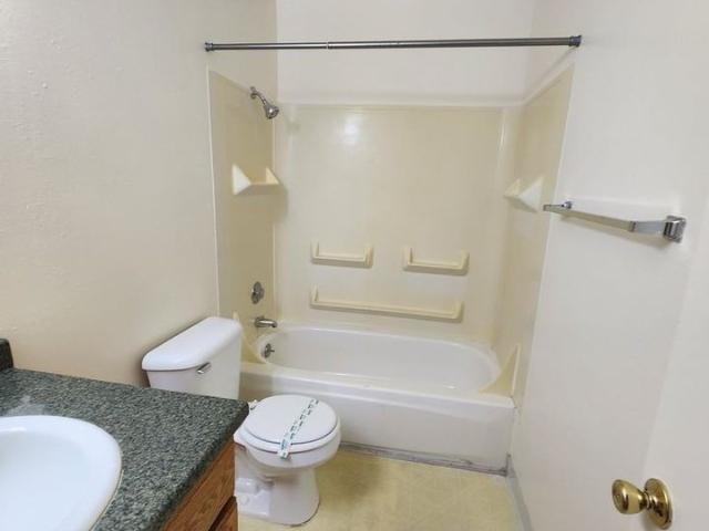 #410 OAK MANOR 2 Bedroom Apartment for Rent at 2288 Northgate Ave Ne, Salem, OR 97301 Northgate