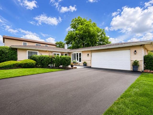 410 Manor Hill Ln, Lombard, IL 60148