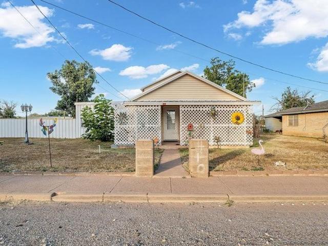 410 N College St, Coahoma, TX 79511