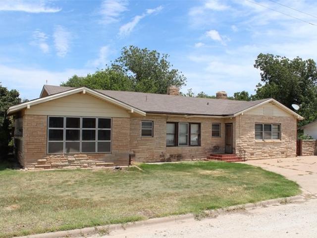 410 N Munday Ave, Munday, TX 76371