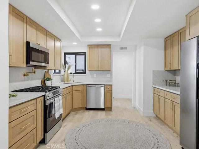 410 W Crystal View