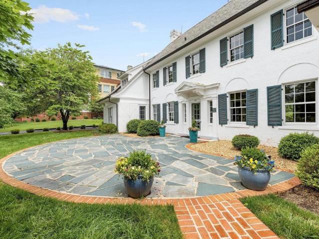 410 White Gables Ln