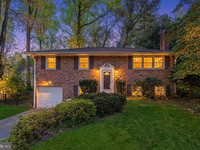 410 Victoria Ct NW, Vienna, VA 22180