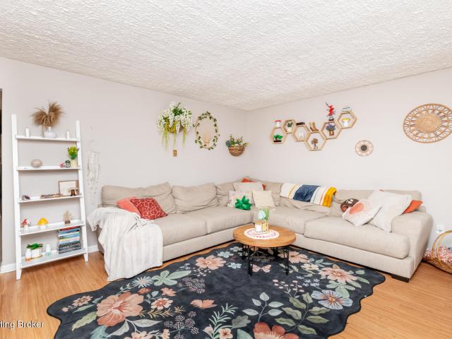 4114 Narcissus Dr