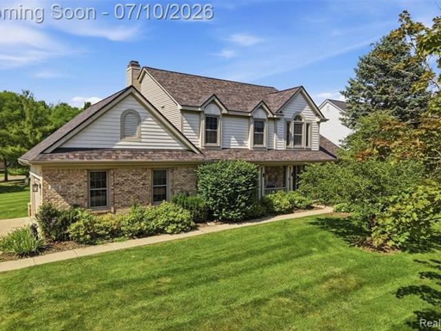 4110 Castlewood Dr, Wixom, MI 48393