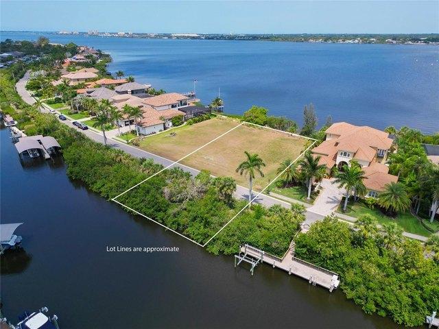 4111 Hawk Island Dr, Bradenton, FL 34208