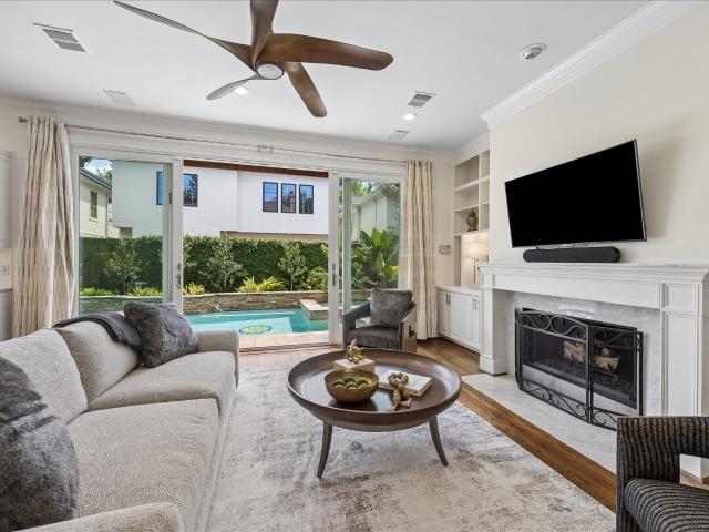 4111 Sunset Boulevard