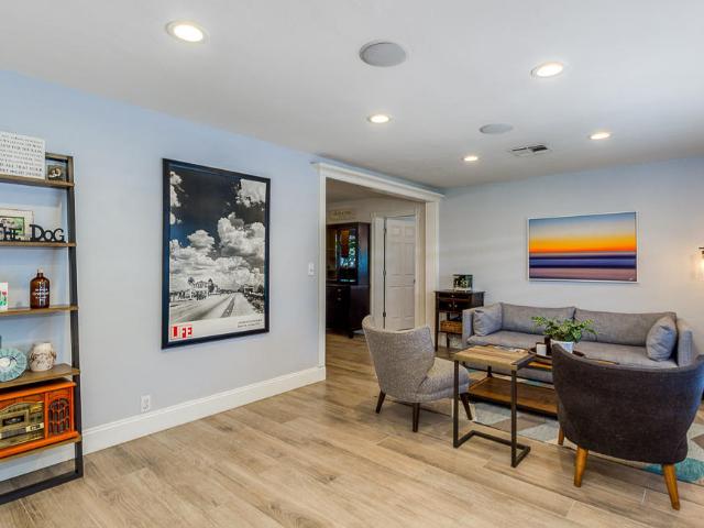 4113 E Minnezona Avenue