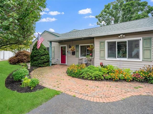 411 8th St, Bohemia, NY 11716