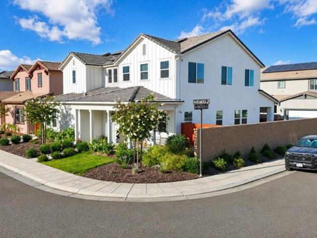 411 Atlantica Dr S, Madera, CA 93636