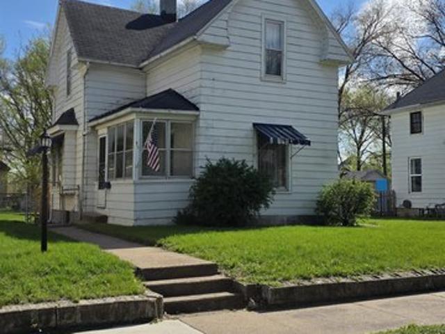 411 Edwards St, Waterloo, IA 50703