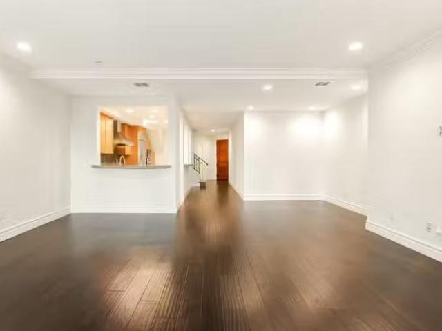 411 N Oakhurst Dr, Unit 109 Condos in Beverly Hills, CA