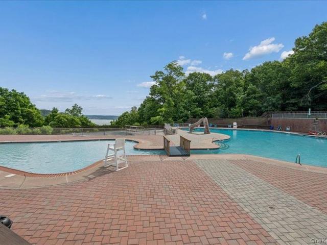 411 Sierra Vista Ln, Valley Cottage, NY 10989