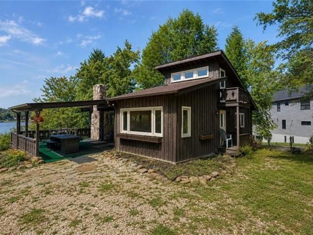 411 Peninsula Dr, Central City, PA 15926