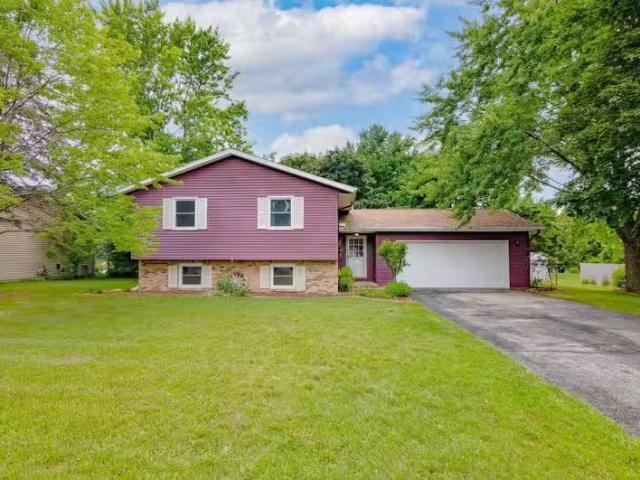 411 Raintree Dr, Fort Atkinson, WI 53538 MLS 1980998