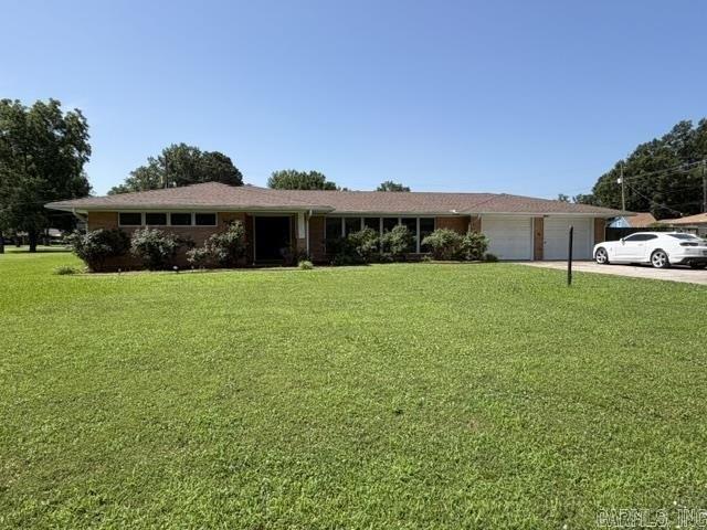 411 W 11th St, Stuttgart, AR 72160