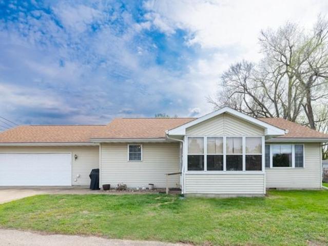 411 Woodland St, Pekin, IL 61554