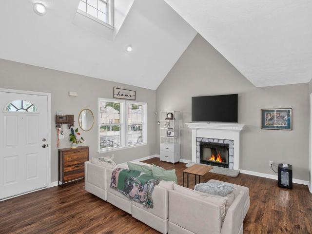 411 Watersedge Ln