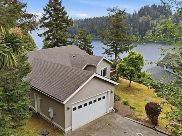 411 Tenmile Ter, Lakeside, OR 97449