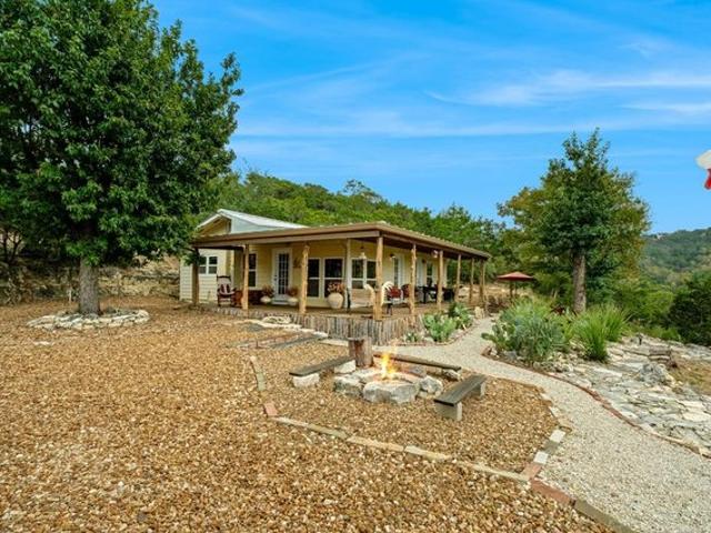 411 Valley View Dr, Pipe Creek, TX 78063
