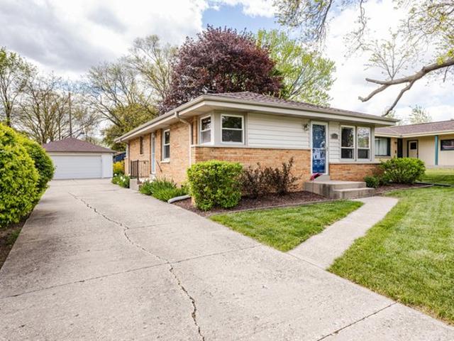4123 N 95th St, Wauwatosa, WI 53222